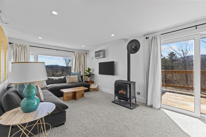 Inviting 2br Condo W/mountain View, Pool & Hot Tub - Stowe, VT