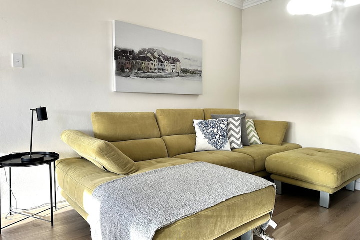 Bright & Peaceful Top-floor Retreat With Harbour Views - Narrabeen