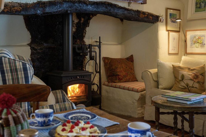 Thatched Irish Cottage In Beautiful And Tranquil Countryside - Limerick, Ireland