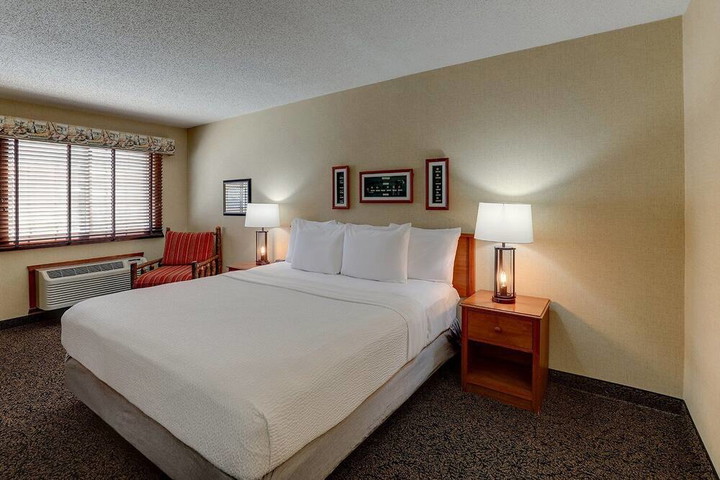 Serene Galena Stay: Rustic Inn With Modern Amenities | 3 Units - Galena, IL