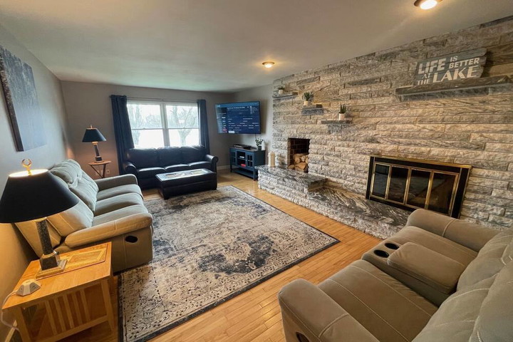 Sunset Shores Lake House: Stevenson Lake House | Hot Tub | Sleeps 13 | Lakefront - Michigan
