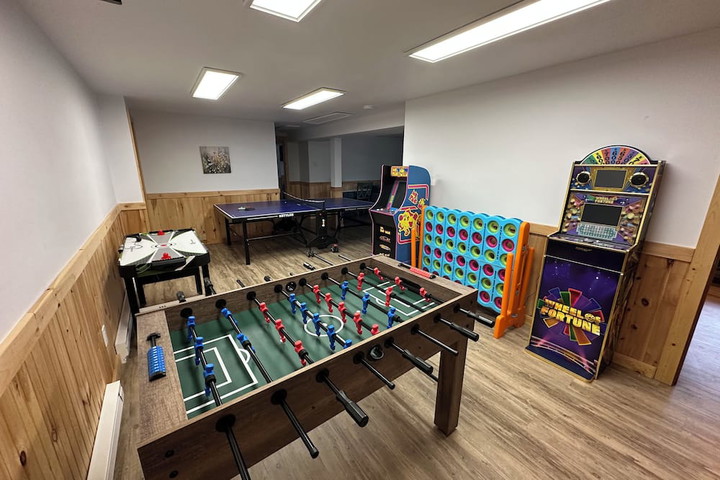 Entire Home On Delaware River! Hot Tub & Game Room! - Narrowsburg, NY