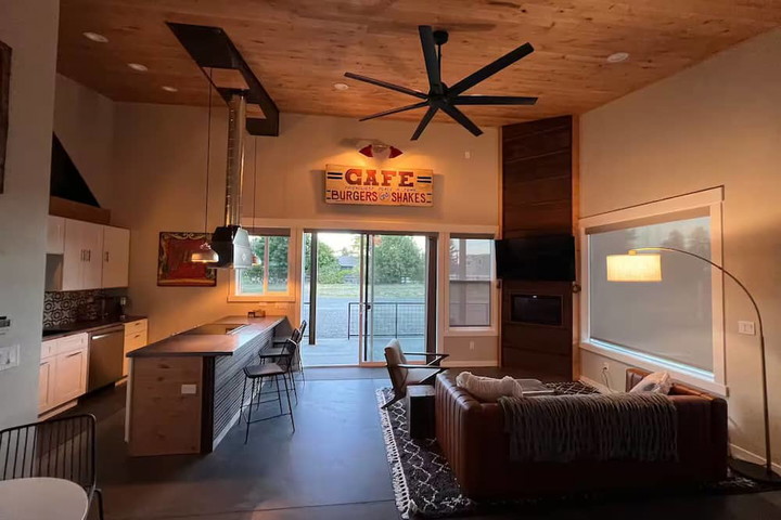 The Shop On Cherry--private Hot Tub! 8 Minutes To Downtown In Semi-rural Area - Spokane, WA