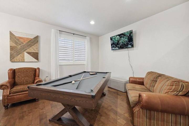 Centrally Located Home Near Mcr, Blue Arena, I-25, Rmnp Easy Access, Pool Table! - Loveland, CO