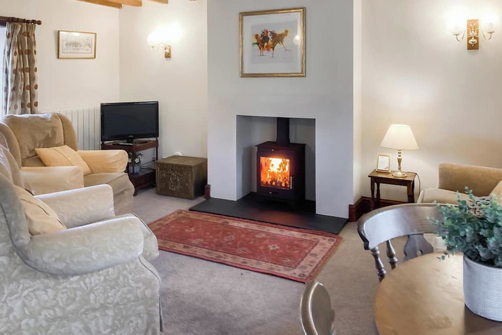 Attractive Farm Cottage With Period Features And Views Over Fields And Fells. - Dumfries and Galloway