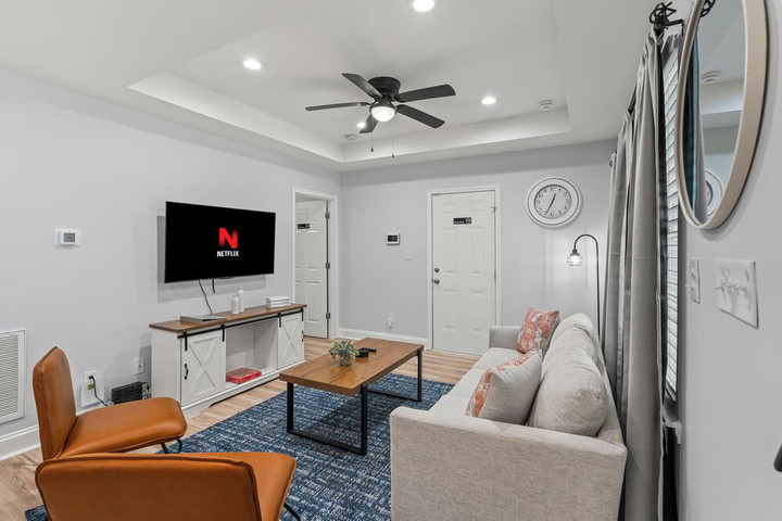 Stylish Downtown Gastonia Stay  2br/2ba W/ King + Queen - Gastonia, NC