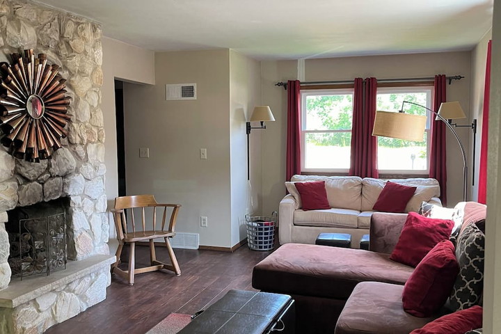 Close To Airport And Downtown Milwaukee! - Brookfield, WI
