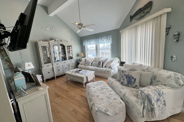 5 Stars ! Lbi Beach Retreat !!! Text Me 9144751235. Pet Friendly !! - Beach Haven, NJ