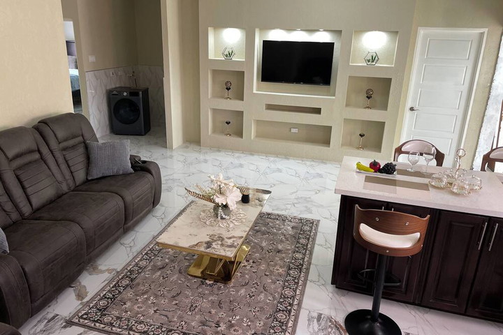 Luxury 3-bedroom Apartment With Pool Overlooking The Vibrant City Of Kingston. - 京士頓