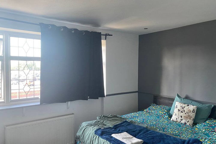 Super King Size Bed Room With Cozy And Big Bed For 3 In Fmaily Home - Romford