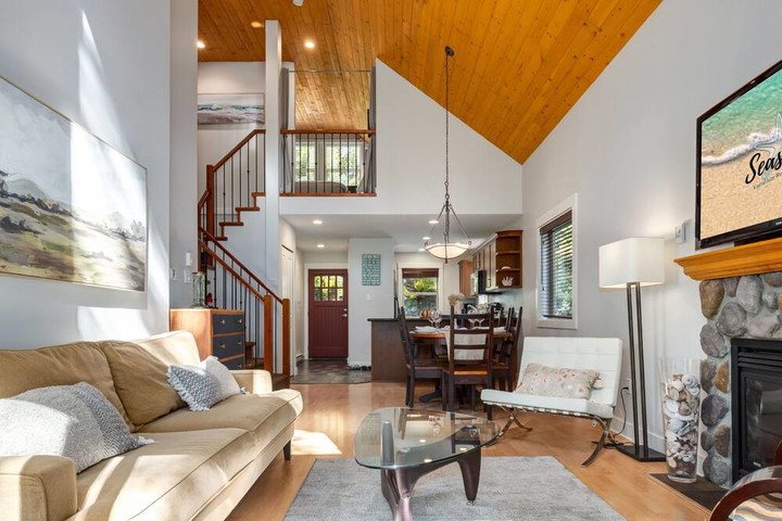Coastal Cottage Retreat | Walk To Beach + Pool & Hot Tub - Vancouver Island