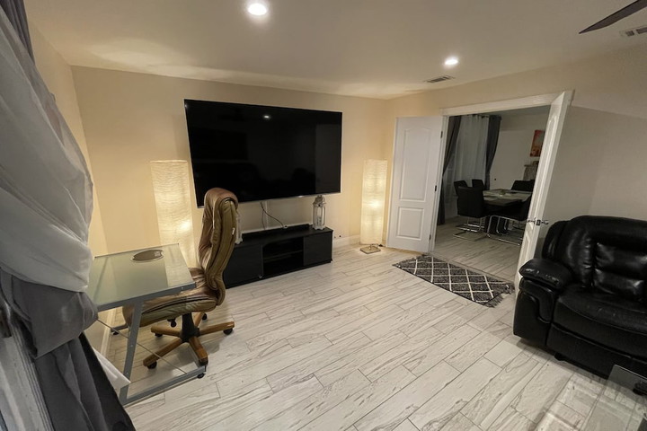 Remodeled 4br West Hills Retreat - Near Universal & Topanga - Agoura Hills, CA