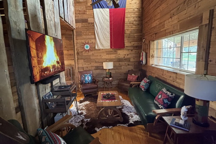 Unique Art House Just 1 Block Off The Town Square! - Huntsville, TX