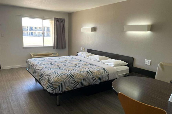 1 King Bed | Mobility Accessible Tub, Nsmk - Wichita Falls, TX