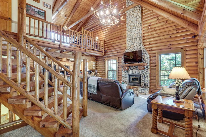 Family Getaway: Georgia Cabin W/ Outdoor Hot Tub - Clermont, GA