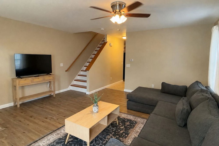 Modern 3br Duplex - Sleeps 6 - Off-street Parking - Ludlow, MA