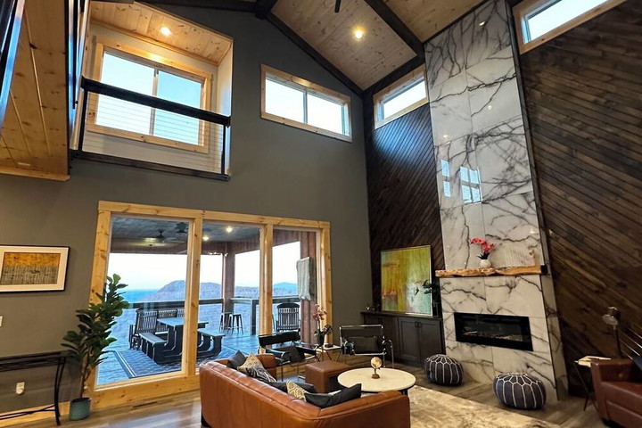 The Oslo + The Little Oslo Apt - 6 Kings + View + Hot Tub - Sleeps 27 - Jasper, AR