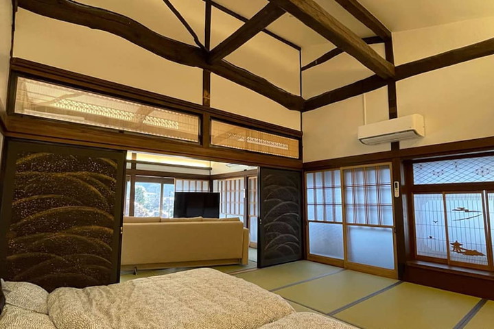 A House With A Hearth Surrounded By Mt. Fuji And Yatsugatake. - Tokio