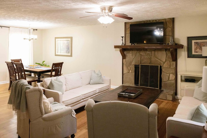 Woodland Cottage Near Lakepoint Sports Complex & Butterfly Pavilion - Kennesaw, GA