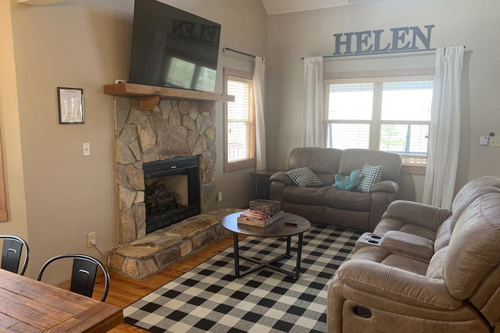 Spacious Mountain Home In Helen Georgia! Innsbruck Community Hot Tub! Fire Pit! - Cleveland, GA