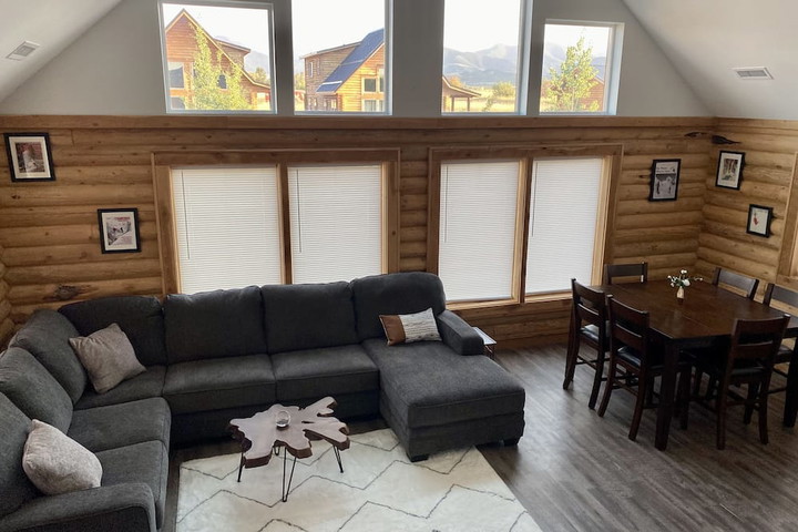 Cozy Lazy Dog Cabin - Montana