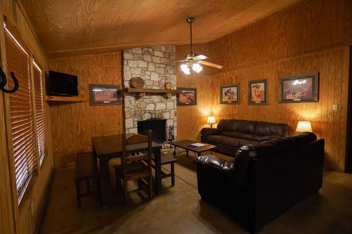 Walking Distance To The Frio River, Access To Shared Pool - Concan, TX