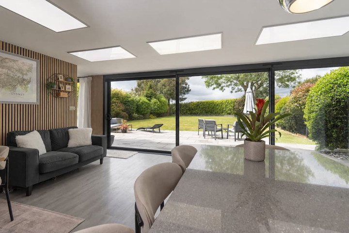 Modern Coastal Retreat  5 Bed Home Offering Space And Style For Up To 12 Guests - Folkestone