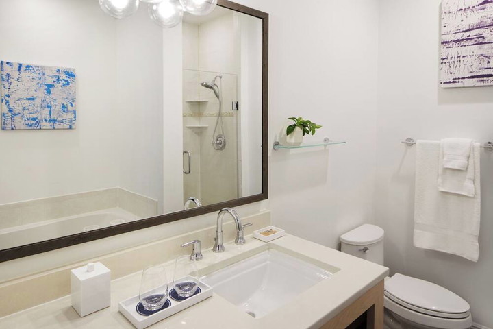 Beach Retreat | Outdoor  Pools | Parking Onsite | Shuttle Service | Pets Allowed - Key West, FL