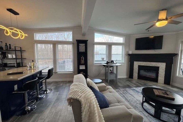 Riverfront Home With Hot Tub, Fire Pit & Scenic Views - Davenport, IA
