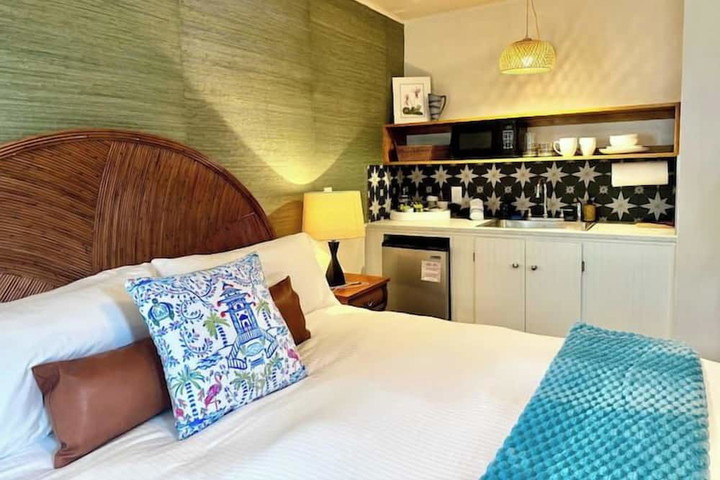 Chic King Suite | Downtown Ashland | Pet Friendly - Ashland, OR