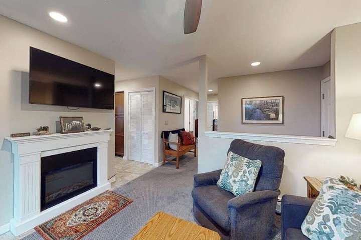 Sleek Condo With Shared Pool, Tennis Court, Sauna, And Hot Tub - Stowe, VT