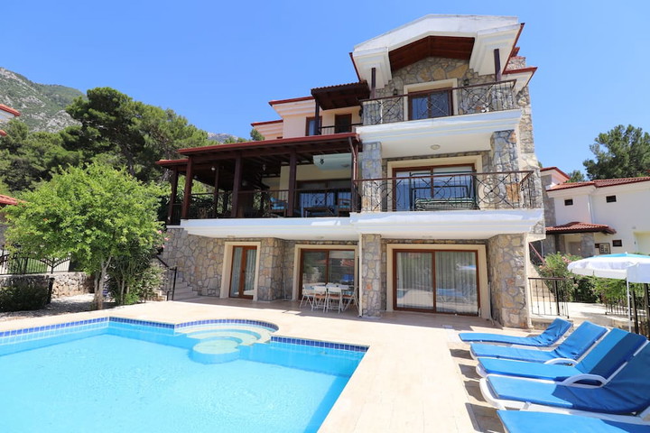 Ax7 5 Bedroom 3-storey Large Villa To Rent In Ovacik Area - Çalış Beach
