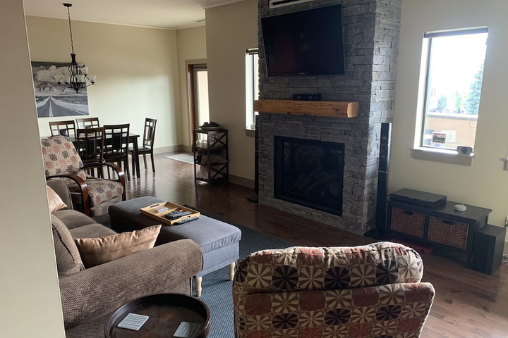Premier Silverbear Penthouse Condo - Hot Tub, Spacious, Wrap Around Deck - Revelstoke