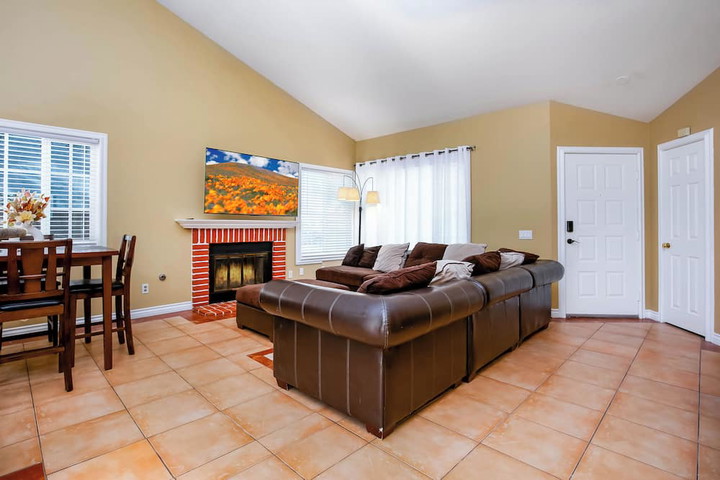 Charming, Cozy 3-bedroom 2-full Bathroom House In Tranquil Lancaster Area. - Lancaster, CA