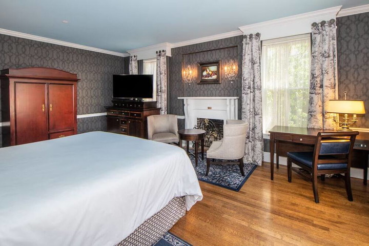 Governor Calvert Historic King At Historic Inns Of Annapolis | Pet-friendly - Annapolis, MD