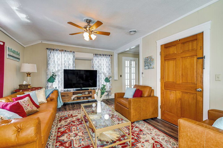Walk To Lake Ontario & Parks! Lovely Apartment - Oswego, NY