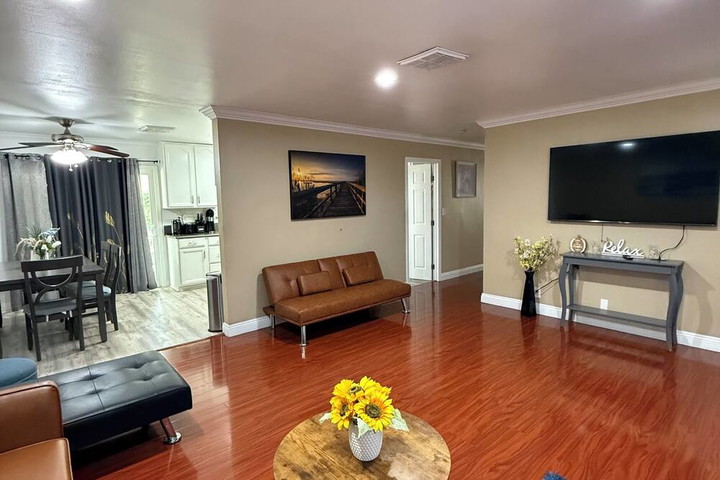 Comfortable Family Home: Spacious 3br With Laundry & Kitchen - Buena Park, CA