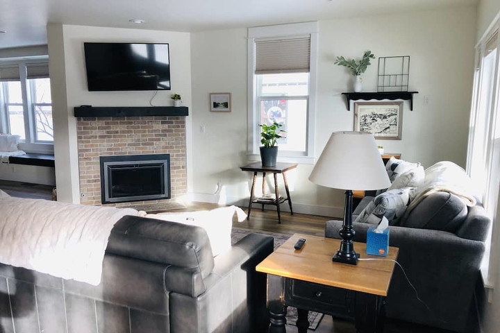 Luxury On Main, Remodeled, Homey, Fresh And Bright! - Bozeman, MT