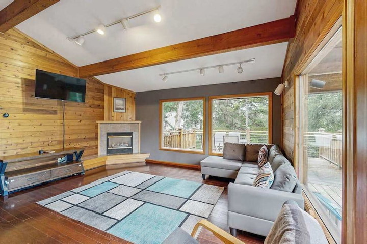 Gstaad House | Welcoming 3br - Girdwood, AK