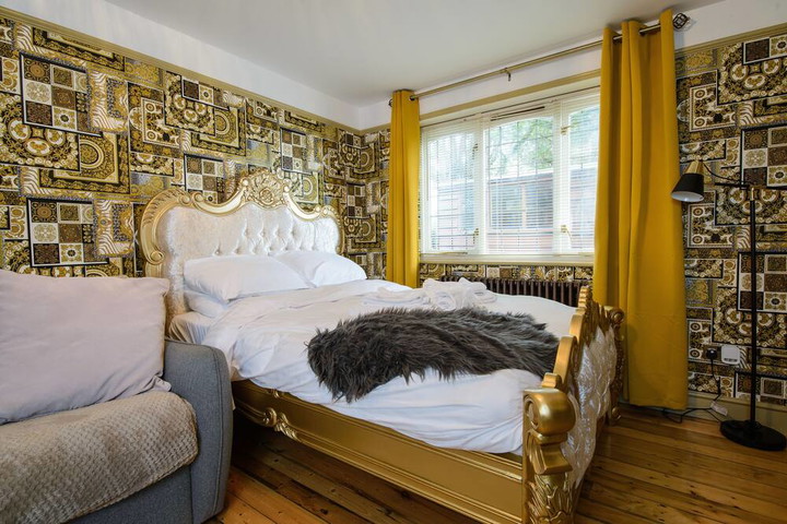 Deluxe 1 Bed Versace Hottub Skytv - London Stansted Airport (STN)