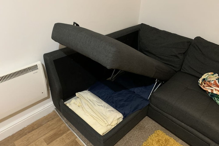 Enjoy A Spacious Lounge With A Cozy Sofa Bed And A Private Ensuite Bedroom - Birmingham