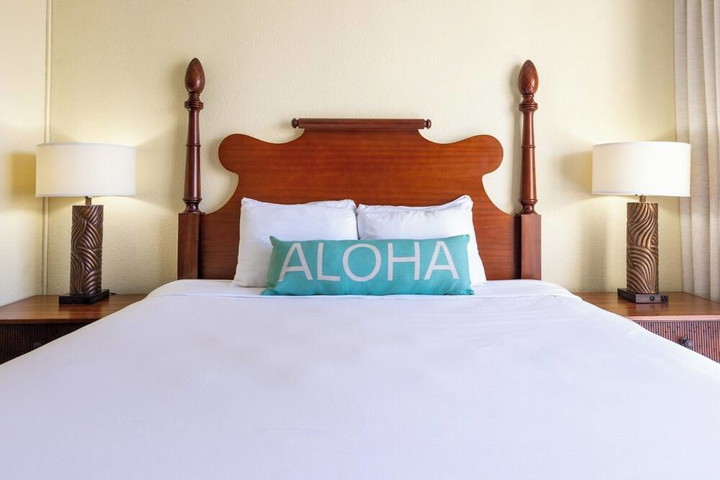 Basic Comfort At A Budget Price! Outdoor Pool, Walk To Beach, Sundeck! - Honolulu