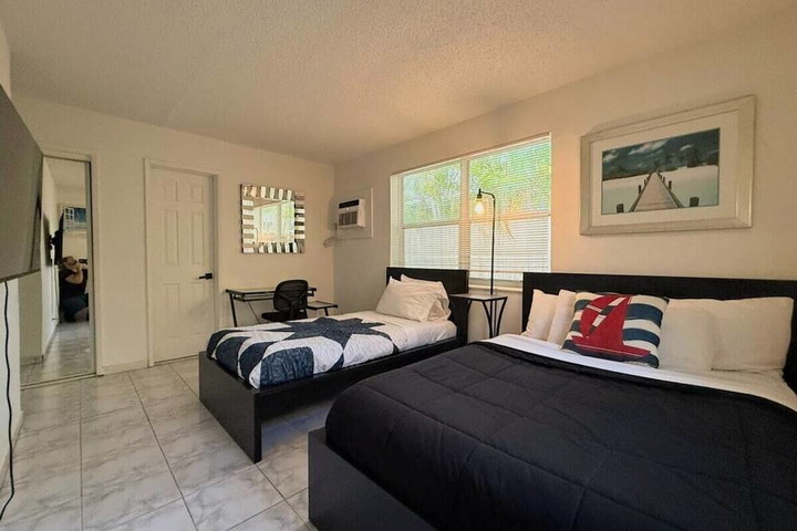 Villa #8 Pompano Beach: Spacious 1br Canal View 4 Min Walk To Beach - Boca Raton, FL