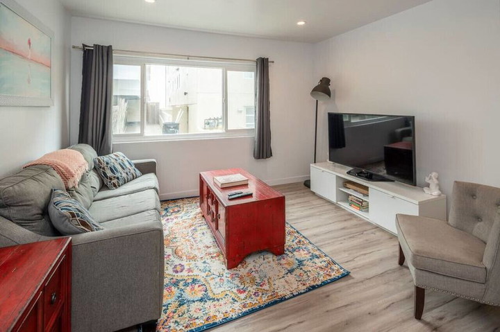 Bright 2 Bedroom 1.5 Bath 15 Seconds To The Beach! - Venice Beach, CA