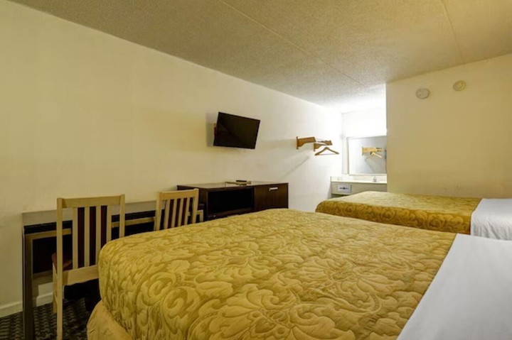 2 Pet-friendly Accommodations W/ Free Parking Near Sycamore State Park - Ohio
