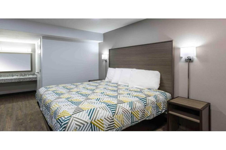 1 King Bed | Non-smoking, Micfridge - Hickory, NC