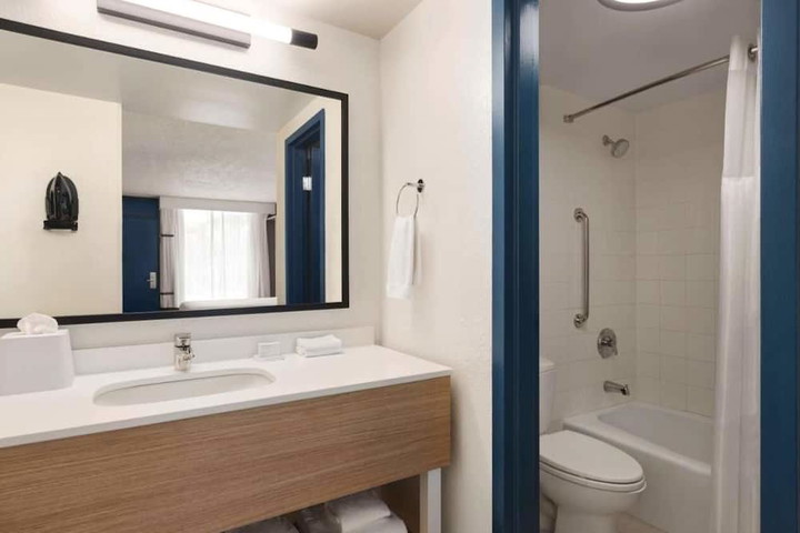 Comfortable Room W/ Free Breakfast, Pool & Pet-friendly Near Beaches - Siesta Key, FL