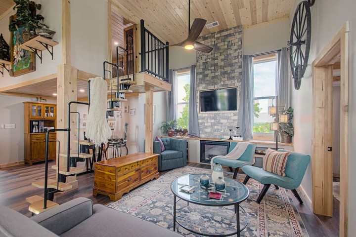 Cozy Historic Schoolhouse W/ Hot Tub + Views - Kansas