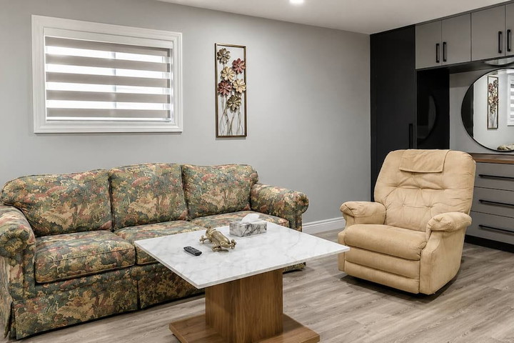 Cozy 4 Bedroom Home Near Tecumseh Mall - Windsor, ON, Canada