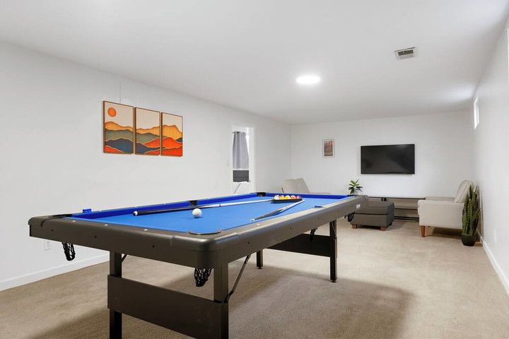 Red Rocks Retreat Sleeps 12: Sauna, Fire Pit, Grill, Full Kitchen & Pool Table - Morrison, CO